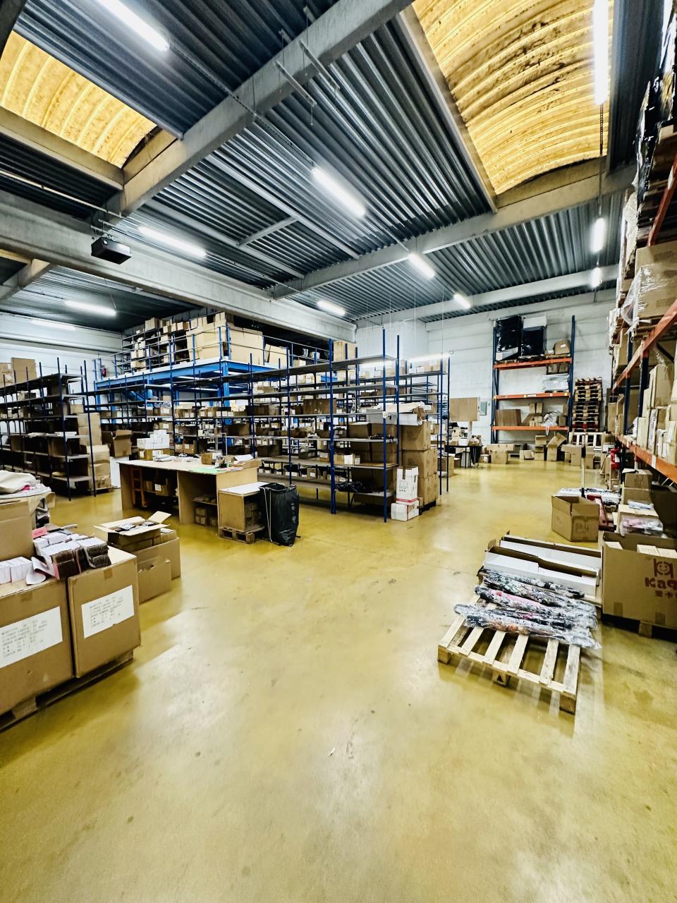 ENTREPôT BUREAUX / 852m2 - A louer - GHT IMMO